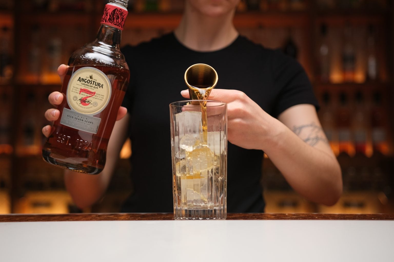 How to Pour Liquor: Mastering the Art for Perfect Cocktails