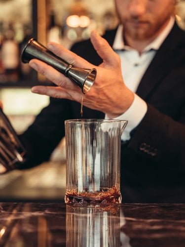 How to Pour Liquor: Mastering the Art for Perfect Cocktails