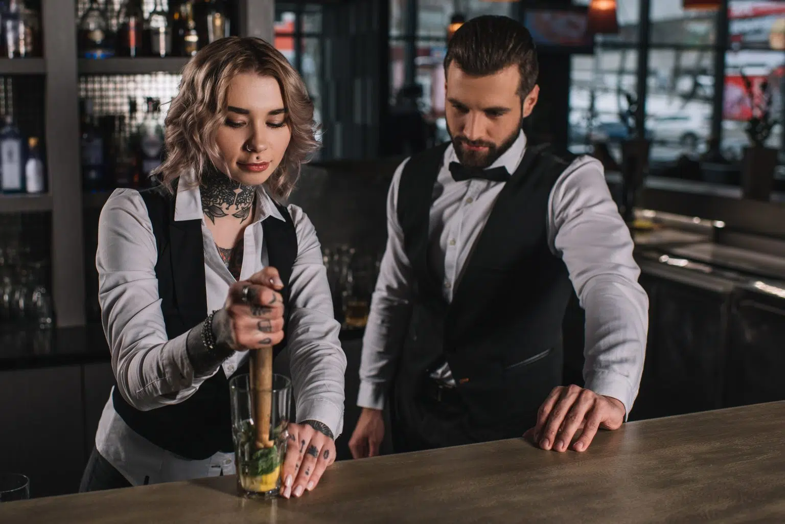Bartender Duties and Responsibilities – More Than a Job Description