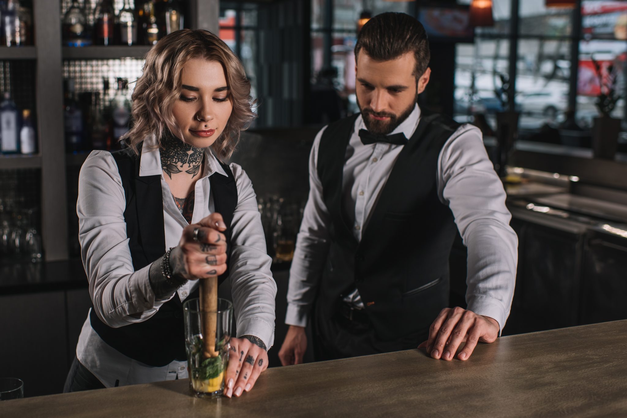 Bartender Duties and Responsibilities – More Than a Job Description